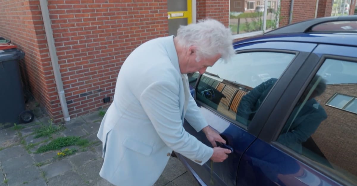 Steenrijk, Straatarm: Machiel heeft geen idee meer hoe een schakel auto ...