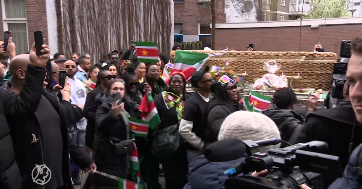 Rouwstoet voor overleden rapper Def Rhymz trekt door Rotterdam