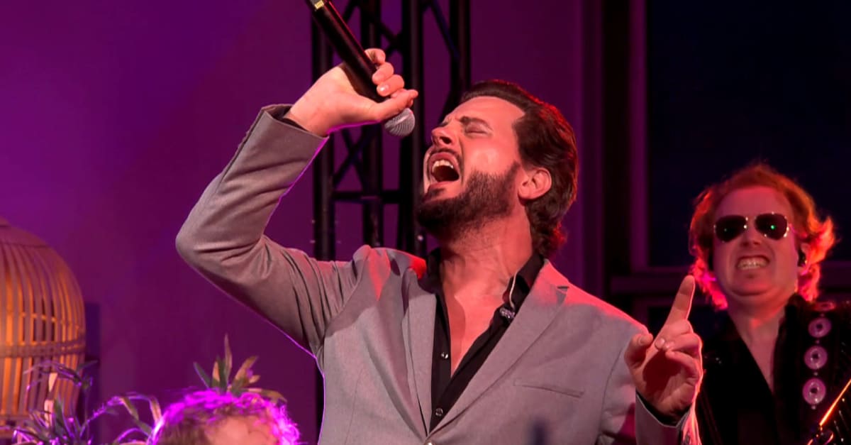 Bouke & The Elvis Matters band zingen de pannen van het dak met ‘Sweet ...