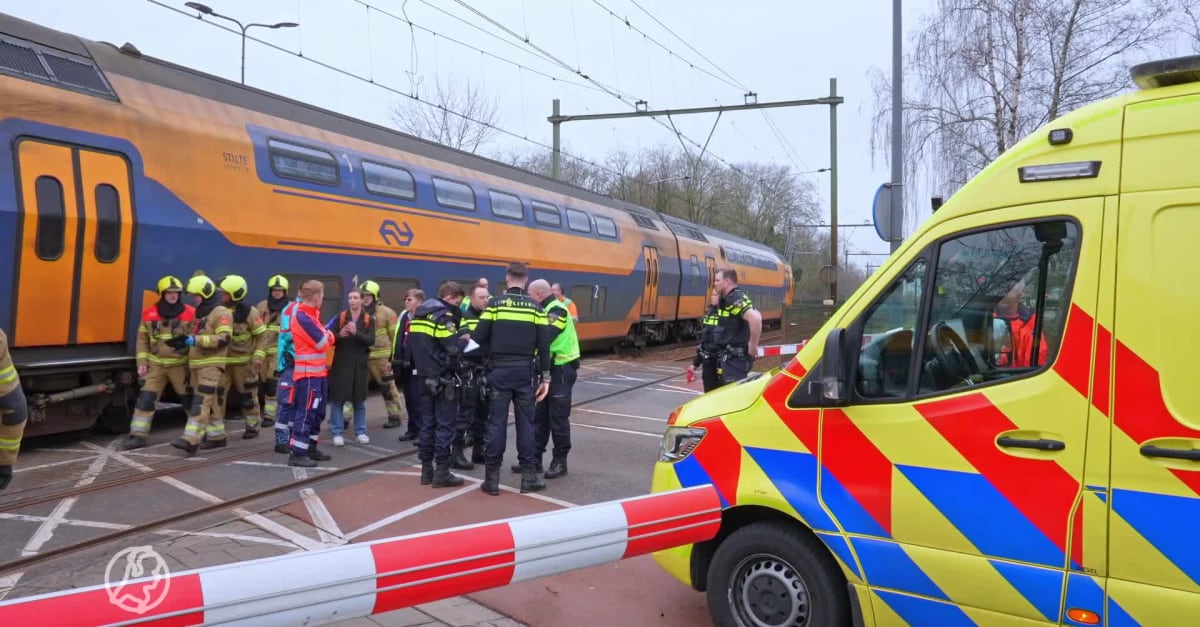Automobiliste zwaargewond door botsing met trein bij Rosmalen