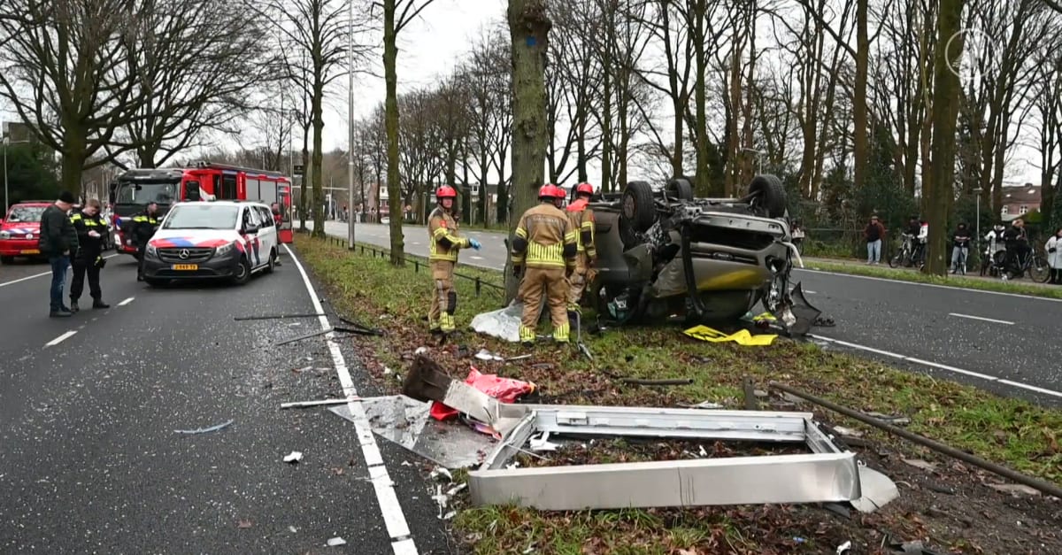 Hart van Nederland - Late Editie: Omstanders redden gewonde man uit auto na ongeluk in Tilburg