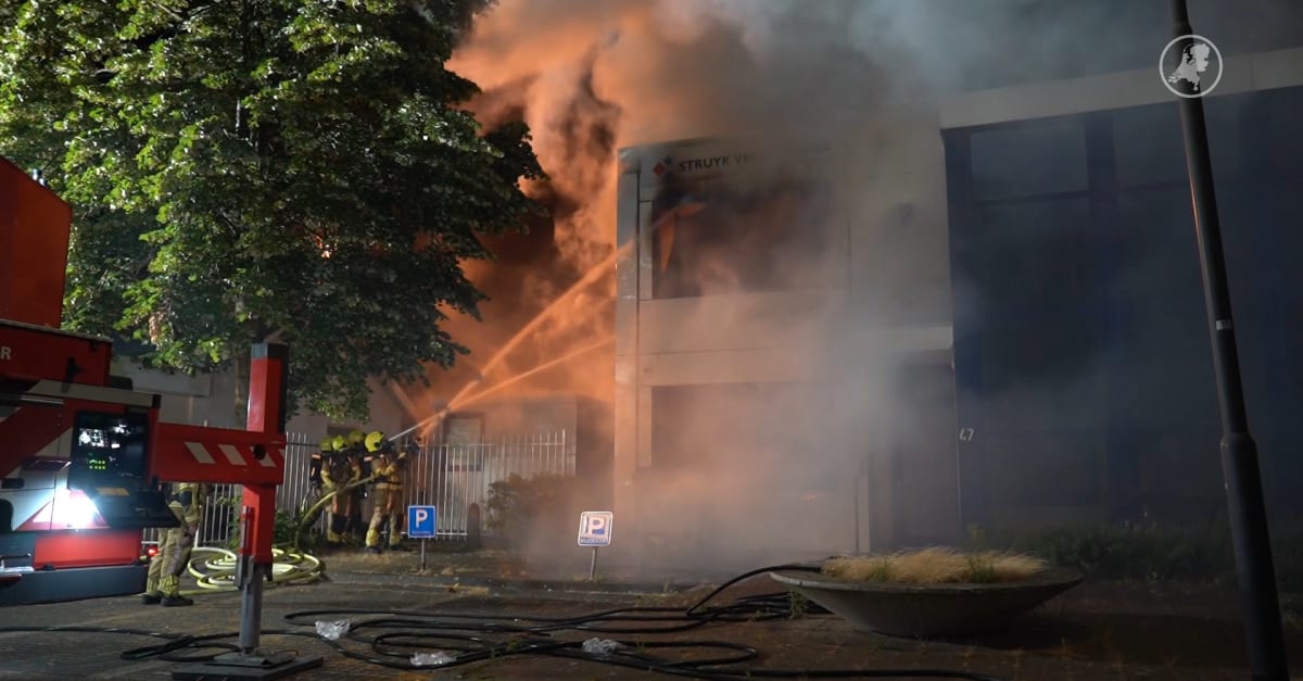 Hart van Nederland - Late Editie: Gewonde bij grote brand Oosterhout