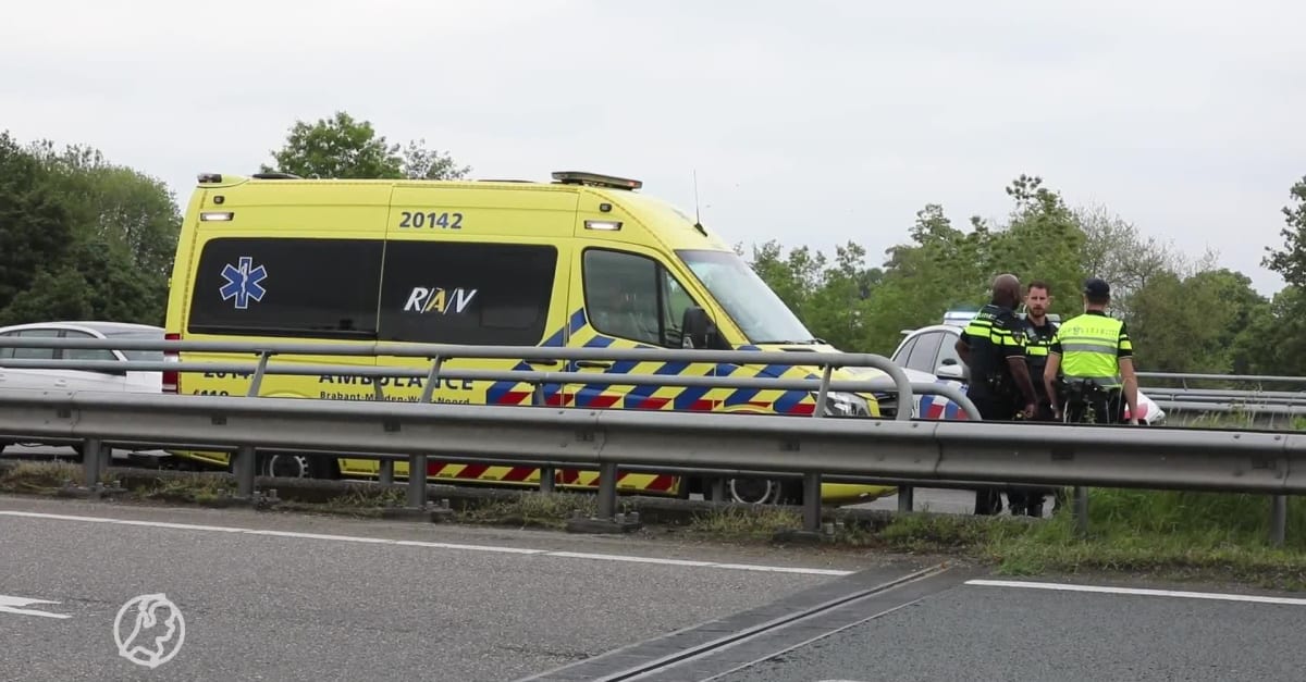 Hart van Nederland - Late Editie: Ernstig ongeluk met meerdere auto's op A17 bij Roosendaal ...