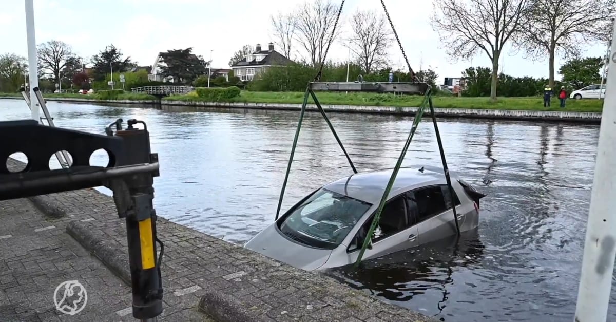 Inparkeren gaat fout: vrouw rijdt auto per ongeluk water in