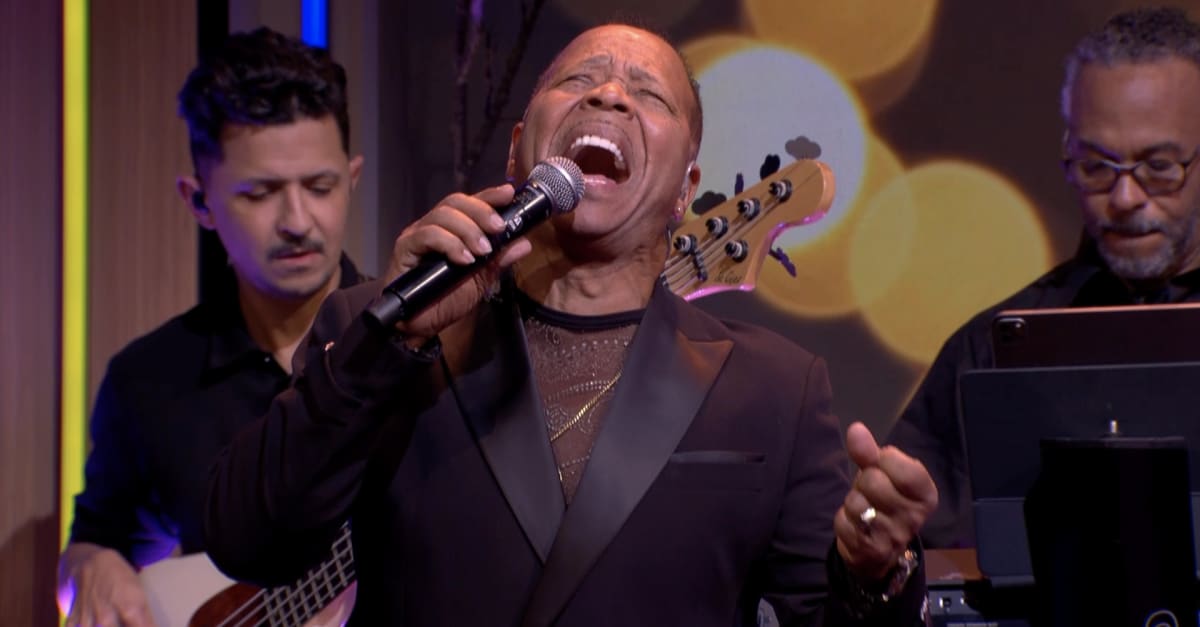 De Oranjewinter: Tony Shearman zingt tijdens de commercialbreak Stevie ...