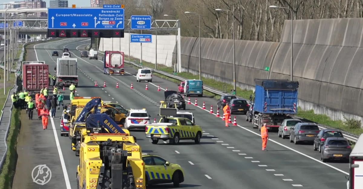 Gewonde bij ongeluk op de A15 bij Ridderkerk, snelweg voorlopig dicht