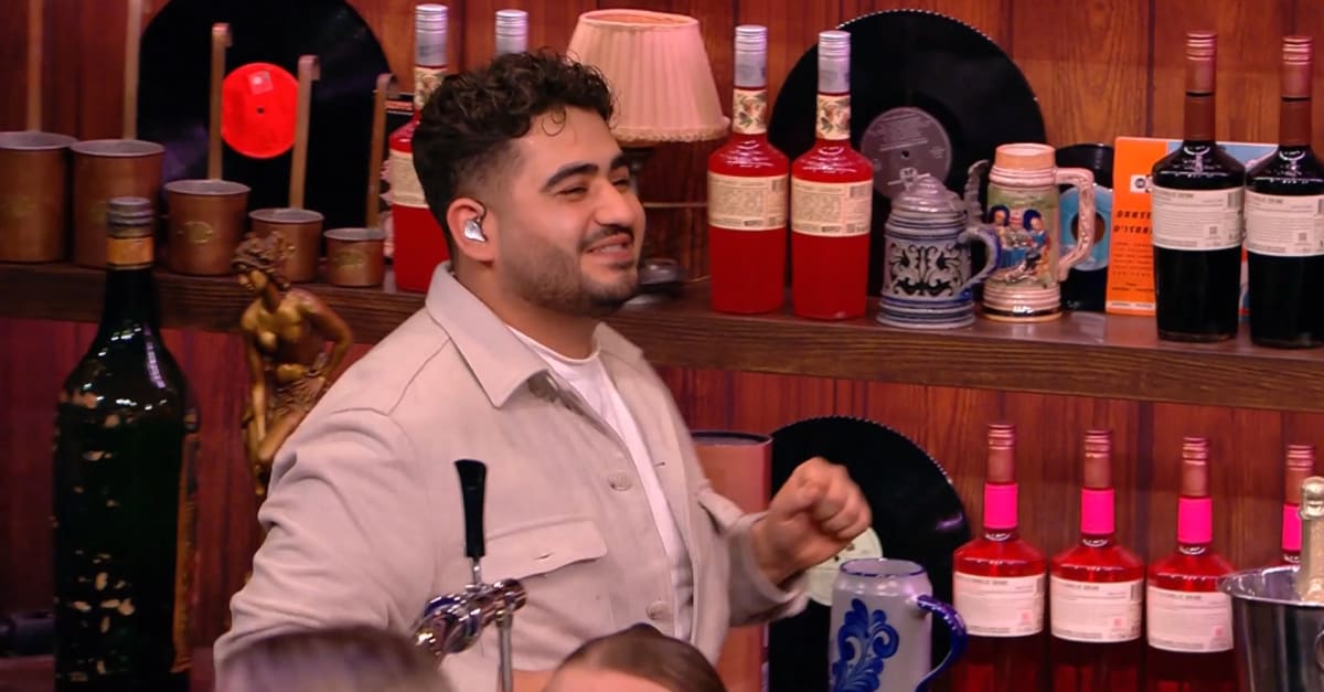 Het Holland Huis: Ammar zingt Turk uit de Kroeg in Het Holland Huis