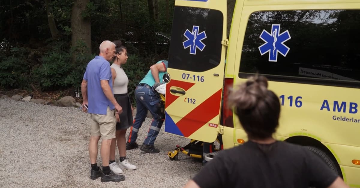 Een Eigen Huis: Daniel wordt meegenomen door de ambulance...