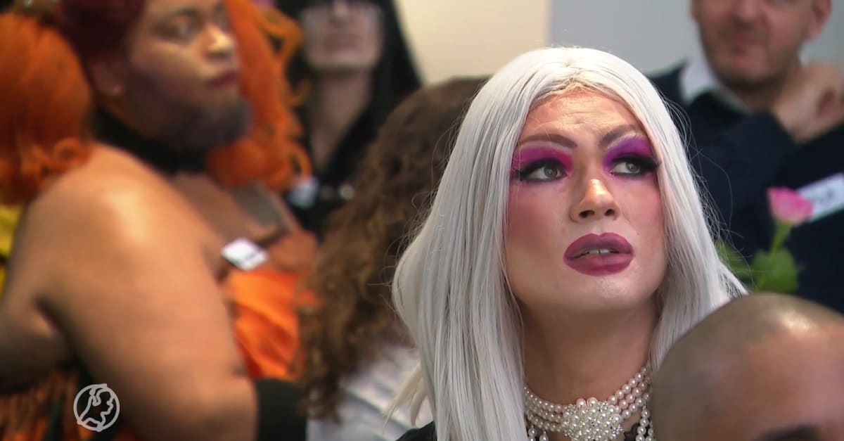 Dragqueens en taxichauffeurs met elkaar aan tafel