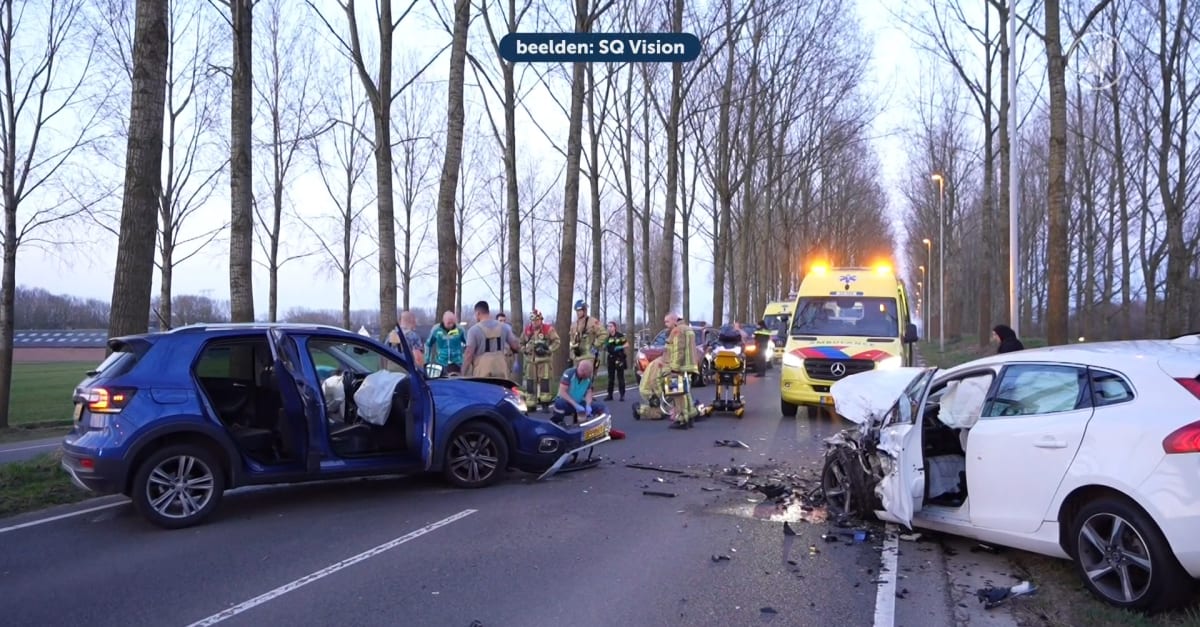 Hart van Nederland - Late Editie: Dode en gewonde door frontale botsing auto's in Best