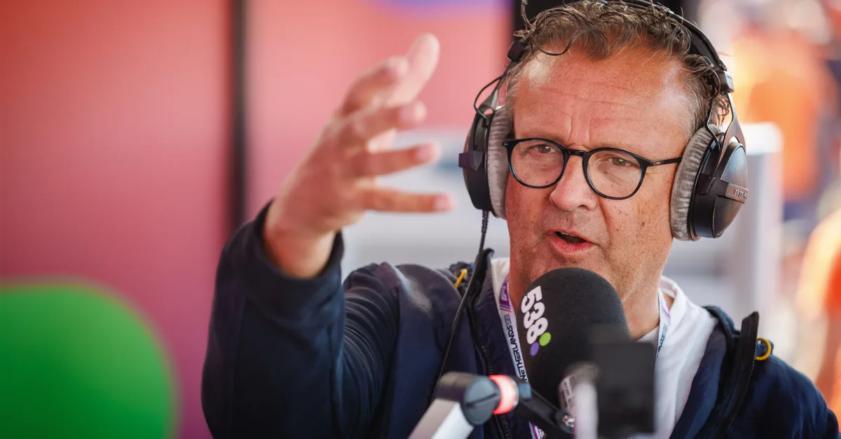 Jack Plooij neemt nieuwe Red Bull-wagen van Max Verstappen onder de ...