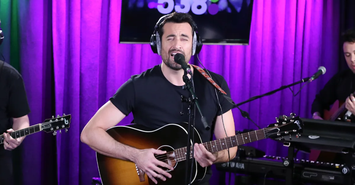 Dotan voor het eerst live met z'n nieuwe single Bleeding! | Radio 538