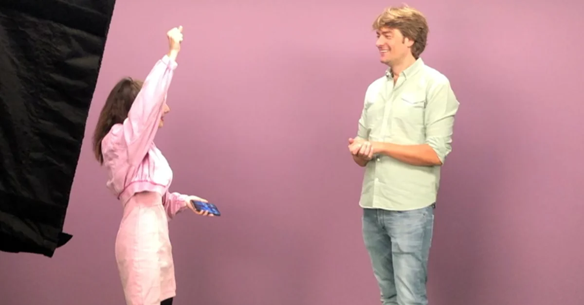 Jarige Frank Dane is een stijve hark en krijgt dus TikTok-les! 😂 ...