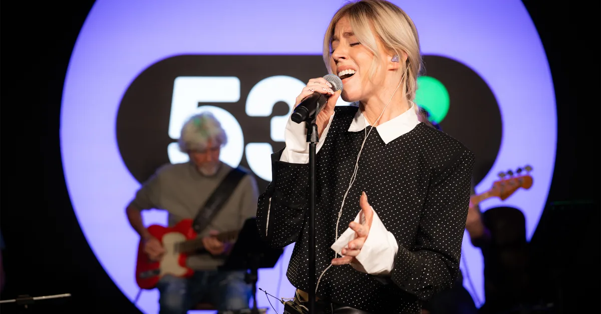 Elske DeWall doet Something Happened on the Way to Heaven bij Evers & co.