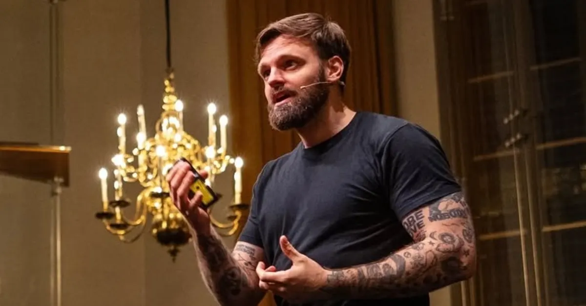 Tim Hofman staat stil bij jubileum: 'Of ze nou zin hadden of niet ...