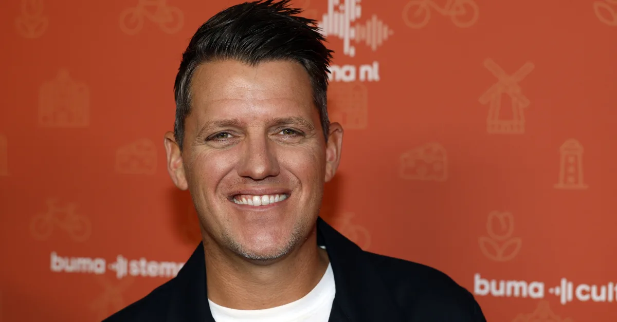 Kees Tol glundert door geliefde: '180 graden andere kant op' | Shownieuws