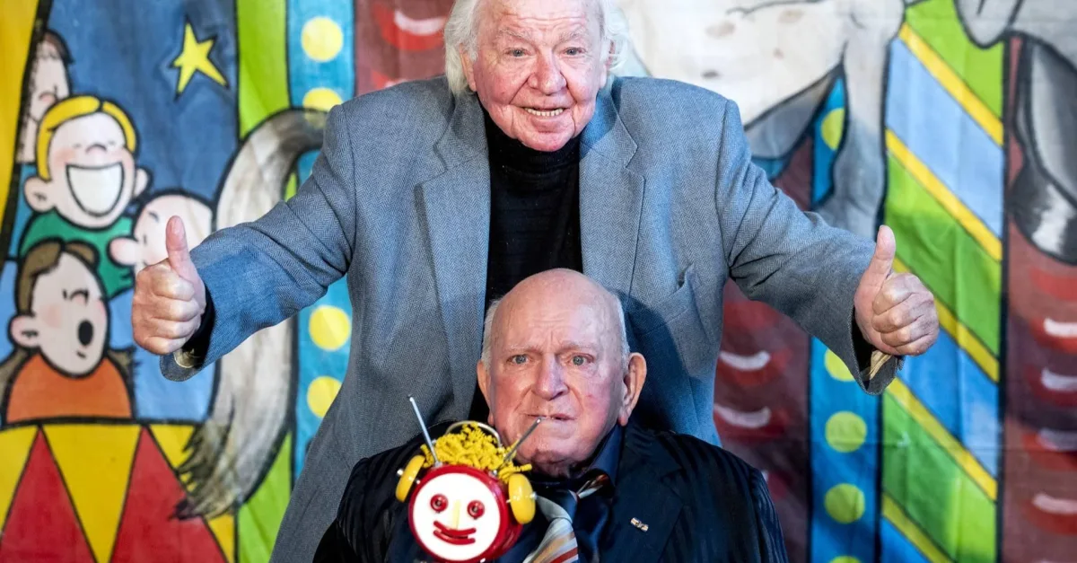 Bassie & Adriaan brengen WK voetbal-lied uit: 'Enorm trots' | Shownieuws