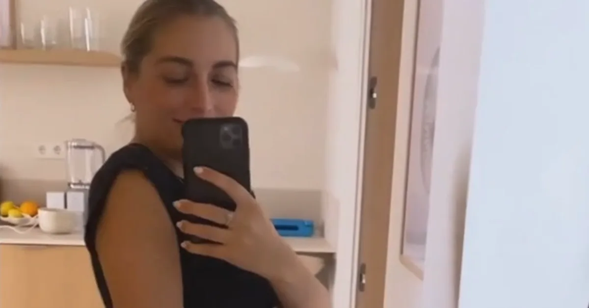 ZIEN: Zwangere Shelly Sterk showt babybump | Shownieuws
