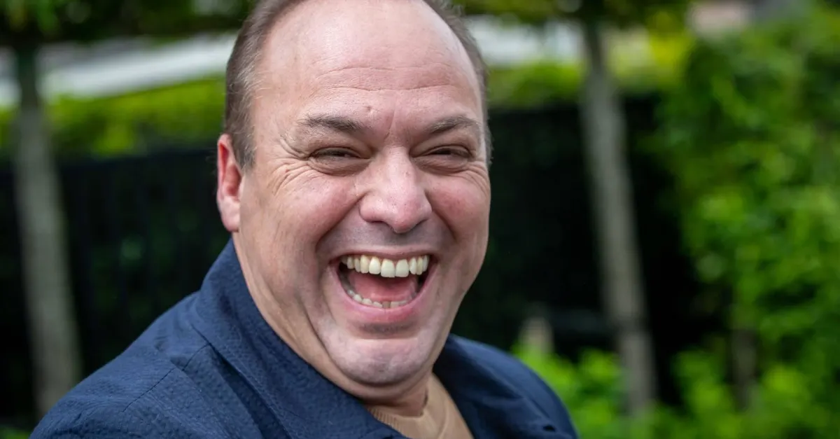 Zien: Frans Bauer krijgt slappe lach door aandoenlijke fan | Shownieuws