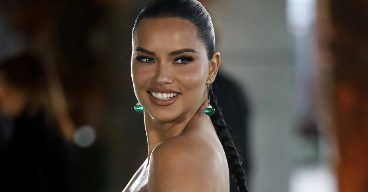 Topmodel Adriana Lima aan de slag voor voetbalbond FIFA | Shownieuws