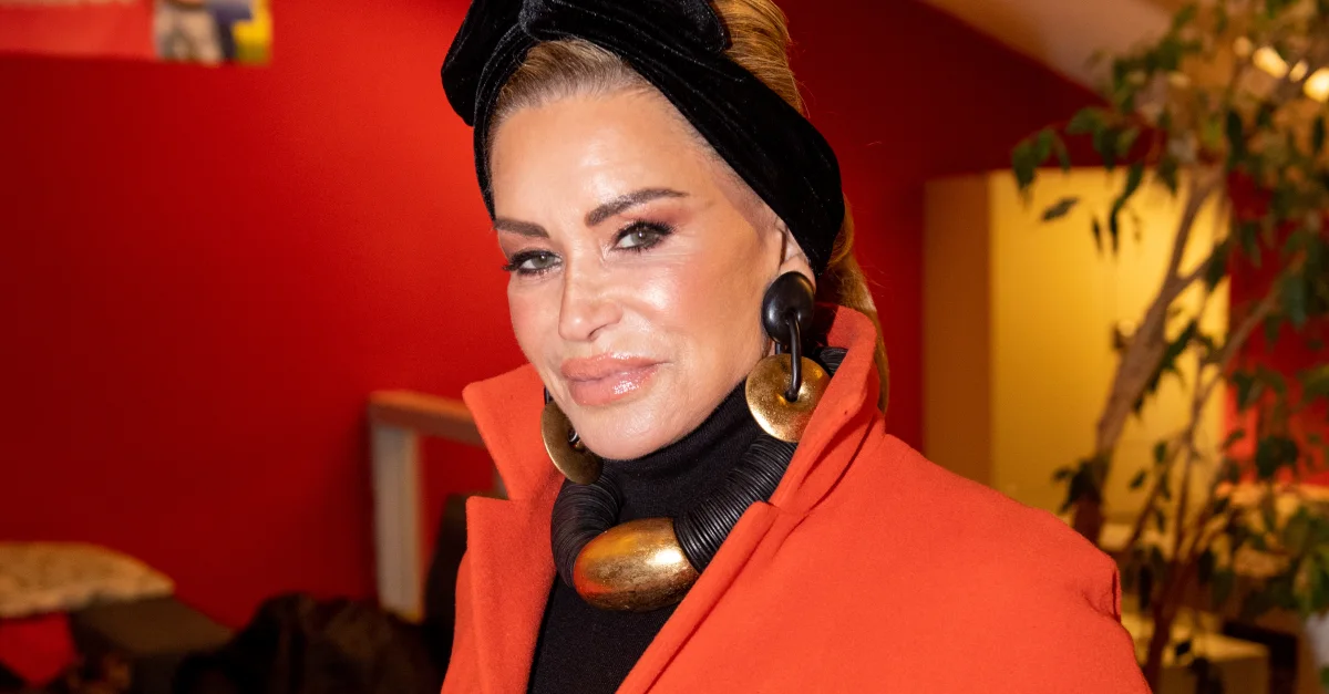Connie Witteman brengt bezoek aan zoon in ziekenhuis | Shownieuws