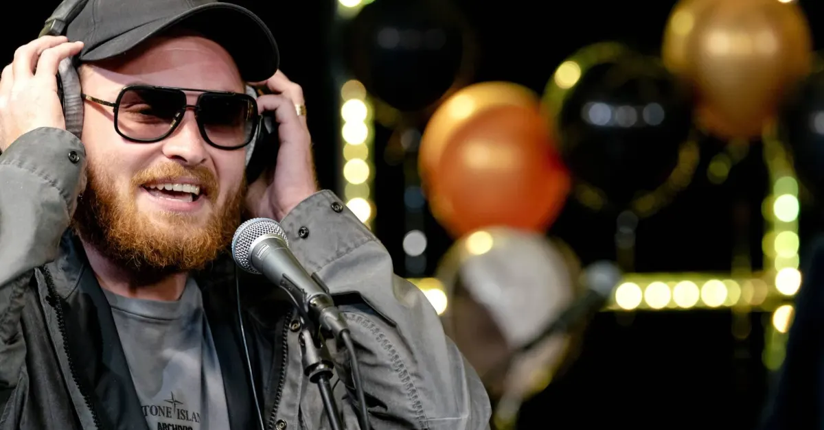 Rapper Donnie geëmotioneerd op televisie: 'Lijkt allemaal tegen te ...
