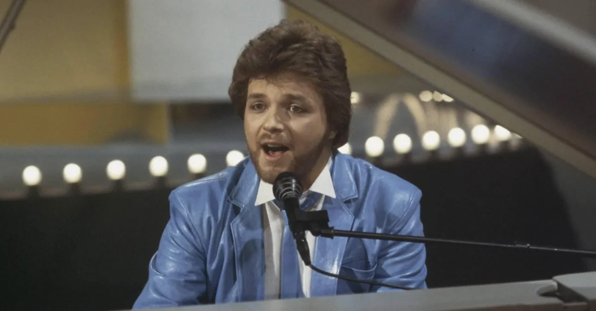 Kayak-zanger en stemacteur Edward Reekers (68) overleden | Shownieuws