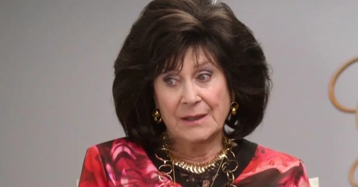 Onherkenbaar: zó ziet Tante Cor-actrice eruit in dagelijks leven | Shownieuws