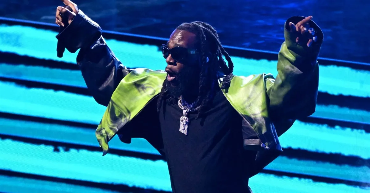 Burna Boy laat fans weer lang wachten in GelreDome | Shownieuws