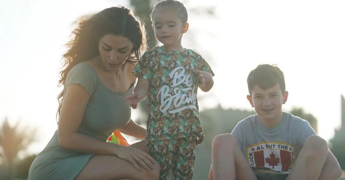 ZIEN: broertjes Jessey en Xess Xava herenigd samen met Yolanthe | Shownieuws