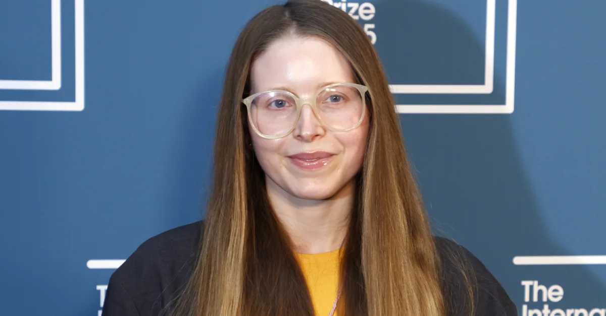 Harry Potter-actrice laat OnlyFans-abonnees cupmaat bepalen | Vandaag ...
