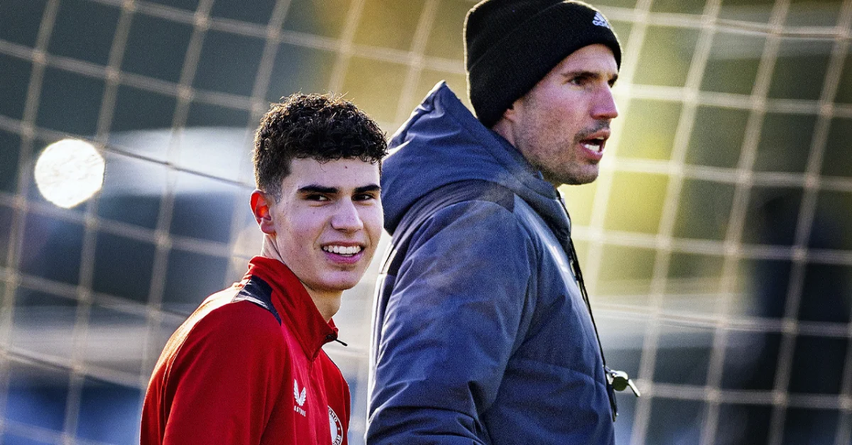 Robin van Persie neemt zoon Shaqueel voor het eerst op in ...