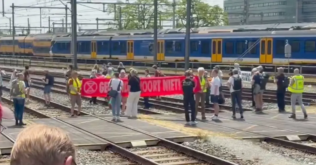 Activisten Extinction Rebellion betreden spoor Utrecht Centraal ...