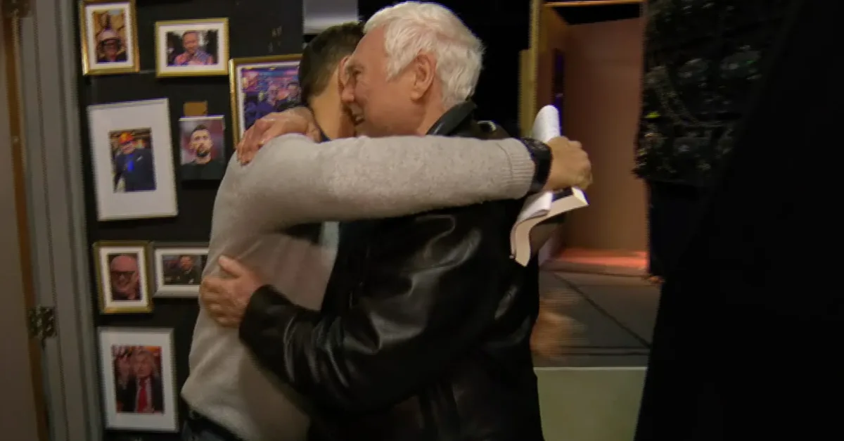 Cesar Zuiderwijk omhelst Wilfred Genee In de Wandelgangen: ‘Het was ...