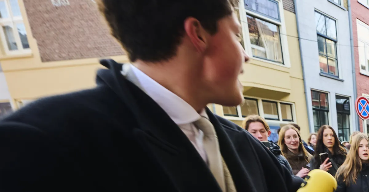 Vlogger Bender belaagd bij bezoek Geert Wilders aan Delft, politie doet ...