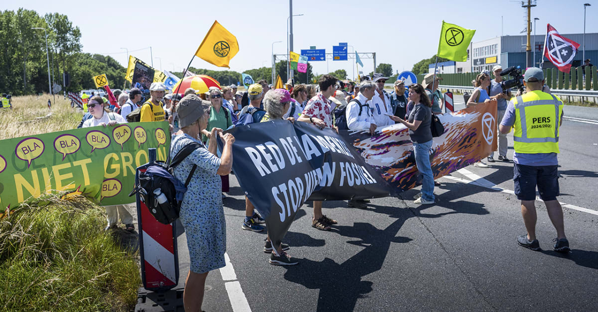 Klimaatactivisten blokkeren deel Afsluitdijk: verkeer kan niet van ...