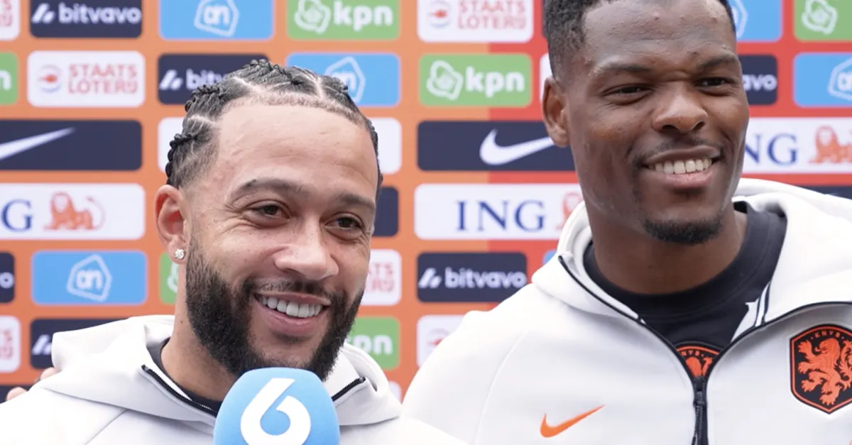 Denzel Dumfries breekt in tijdens interview met Memphis Depay: 'Wat is ...