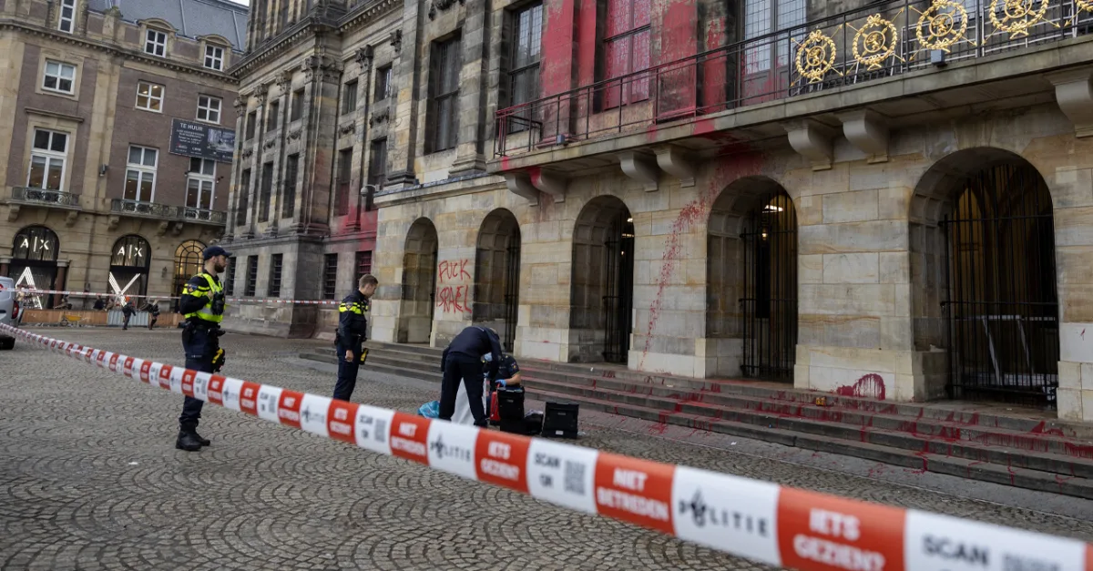 Koninklijk Paleis op de Dam beklad met rode verf | Vandaag Inside
