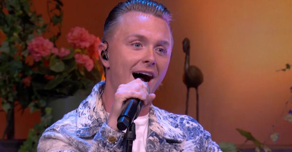 Ray Benjamin geeft een toegift in de De Oranjezondag-studio met 'Jij ...
