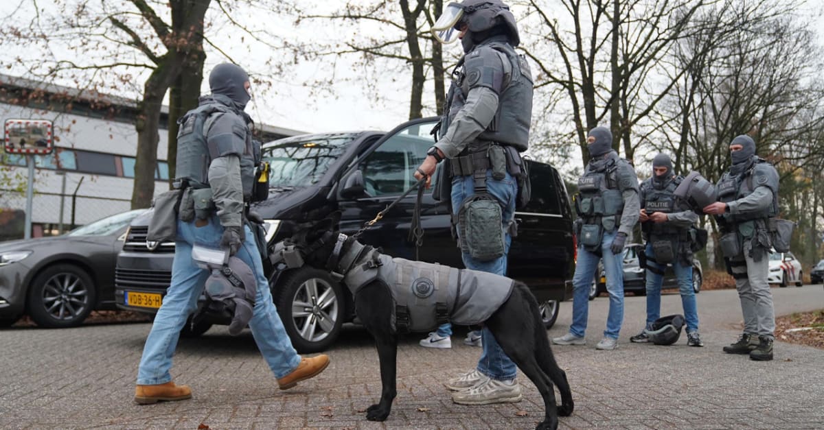 Gijzeling gaande op psychiatrische afdeling gevangenis Vught | Vandaag Inside