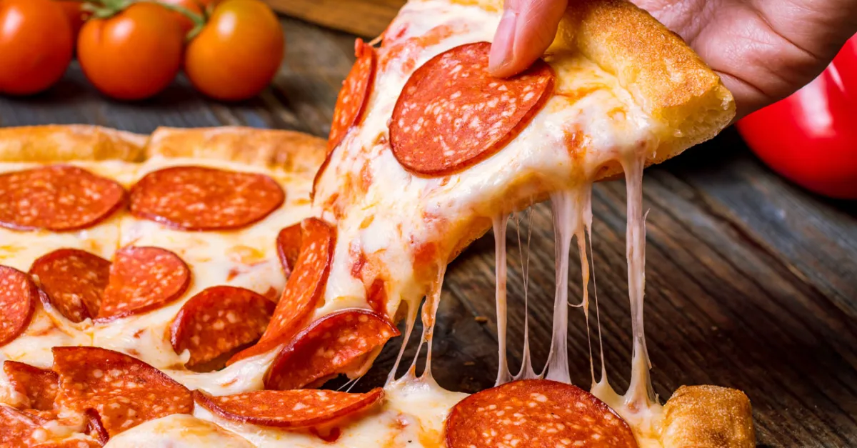 Vriendinnen ontdekken kakkerlak in pizza bij restaurant in Amsterdam ...