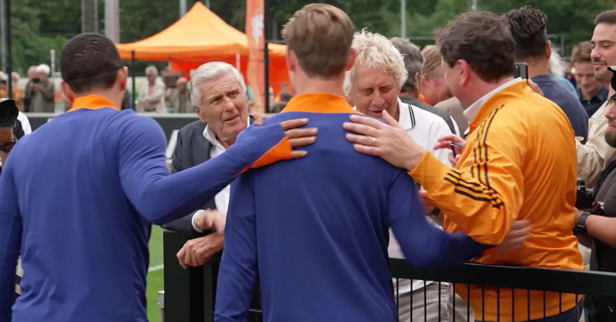 Beelden: Oranje traint onder toeziend oog van oud-internationals ...