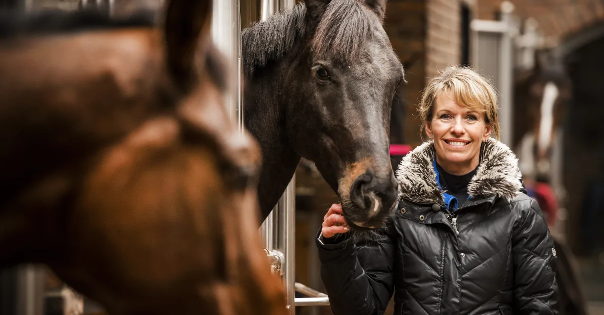 Anky van Grunsven maakt 'flinke val van paard' en breekt bekken | Hart ...