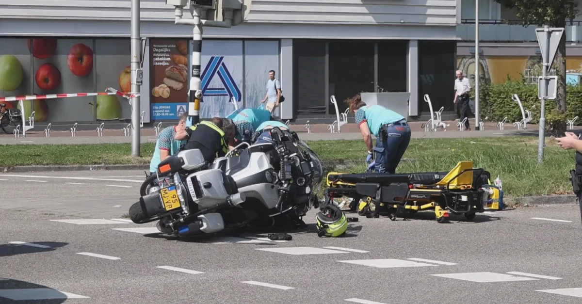 Vrouw naar ziekenhuis na aanrijding met motoragent in Alphen aan den ...