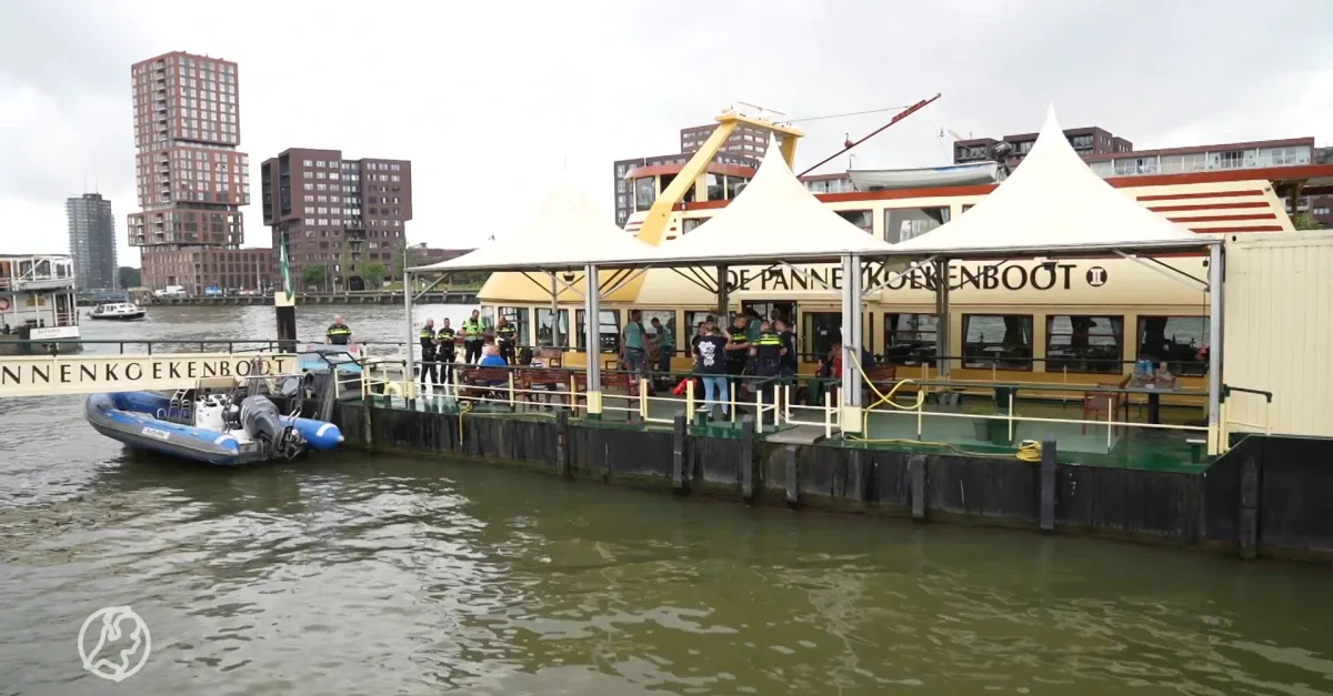 Pannenkoekenboot botst tegen kade in Rotterdam, meerdere gewonden ...