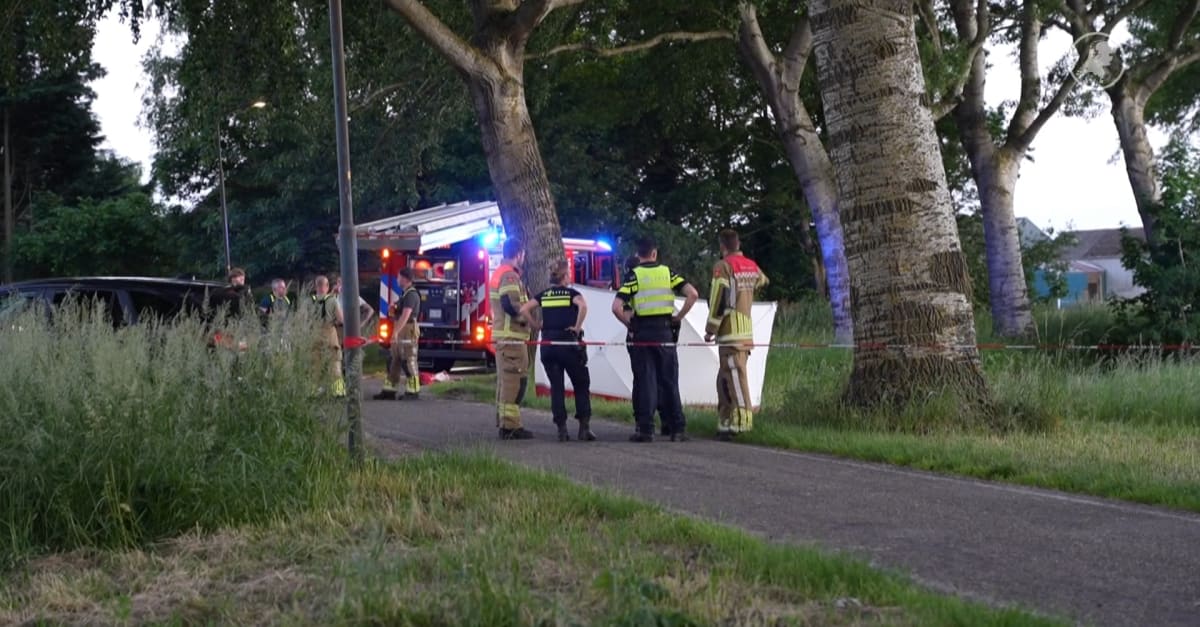 Politie zoekt spullen na vondst overleden man in sloot Avenhorn | Hart ...
