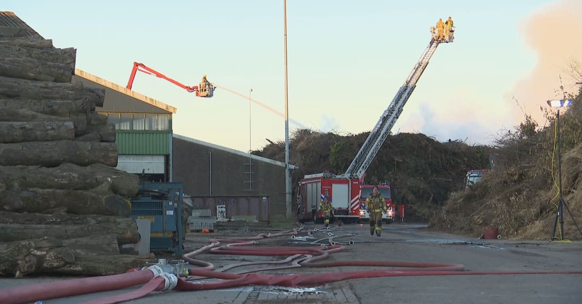 Mogelijk nog dagen nablussen bij grote brand recyclingbedrijf Doorwerth ...