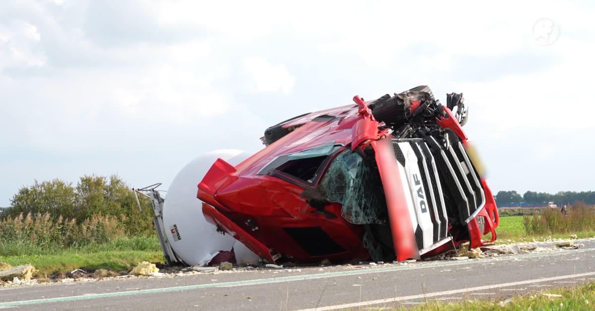Motorrijder omgekomen bij ongeval Emmen, vrachtwagenchauffeur zwaargewond