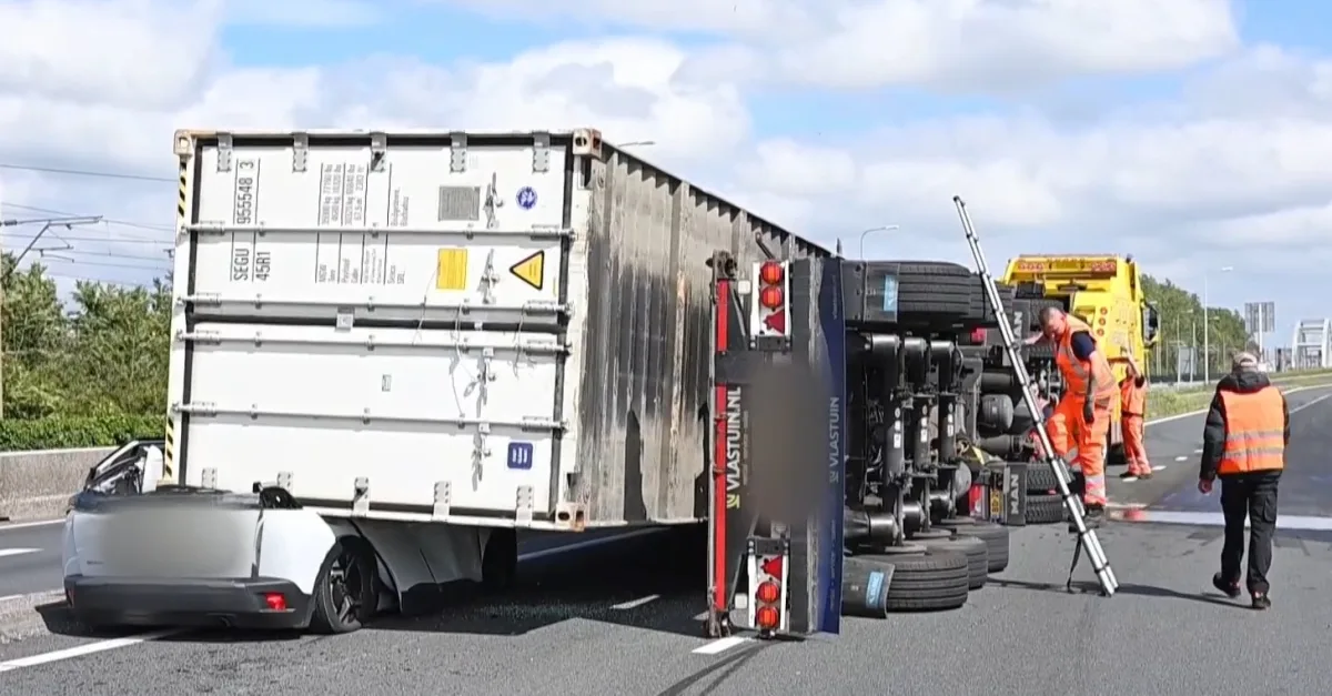 Vrachtwagen kantelt op A15 bij Brielle, losgeraakte container belandt ...