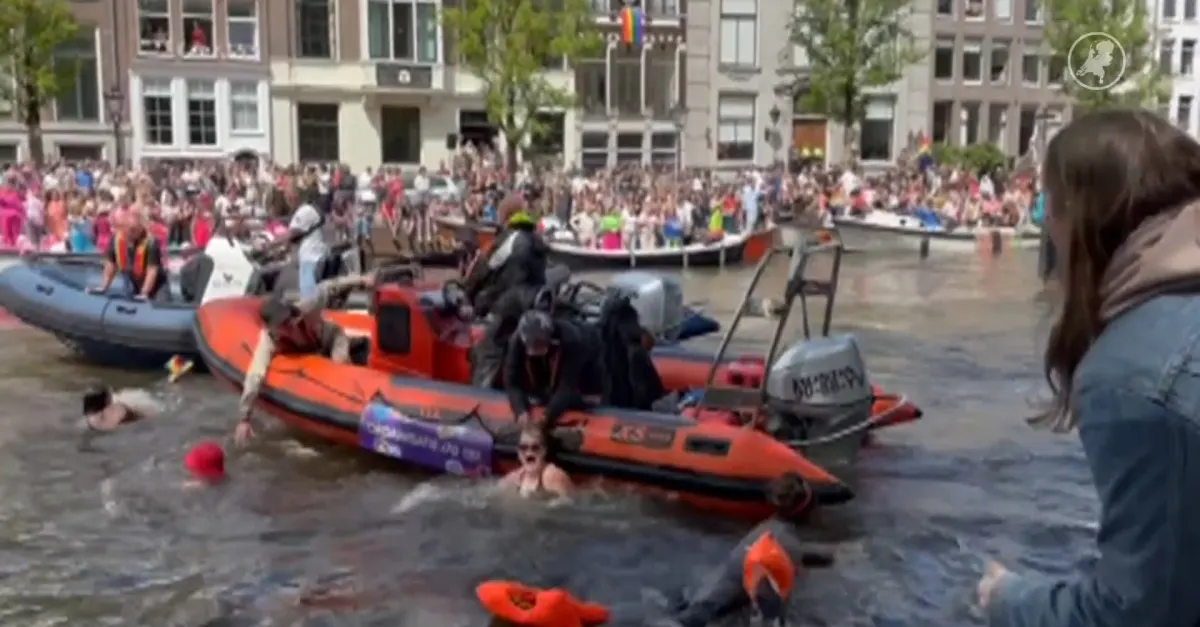 Activisten opgepakt bij Canal Parade na protest tegen boot Booking.com ...